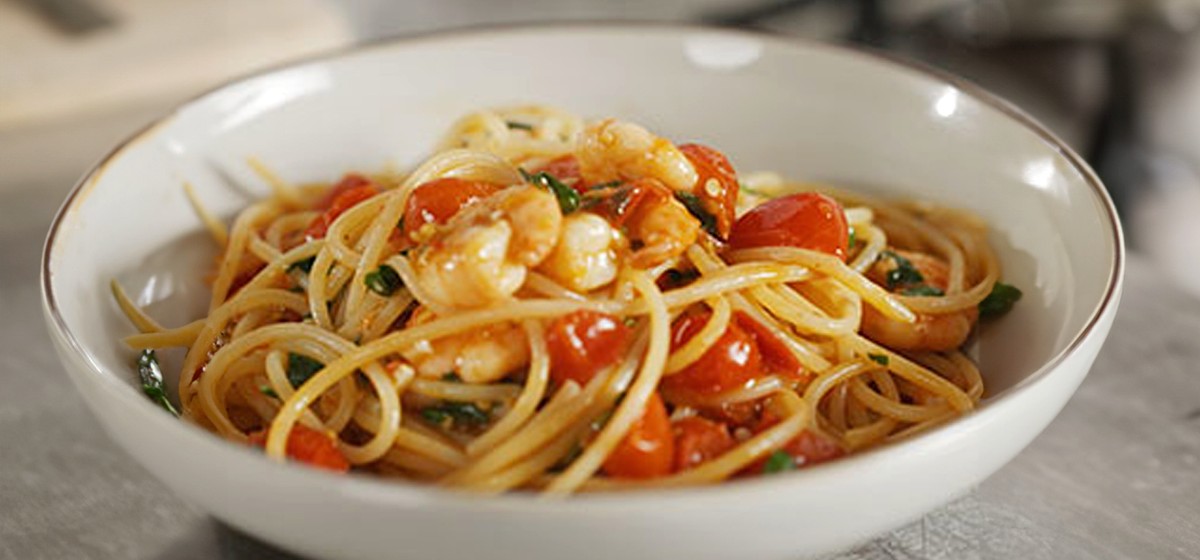 Calabrian chilli and prawn pasta Recipe | M&S