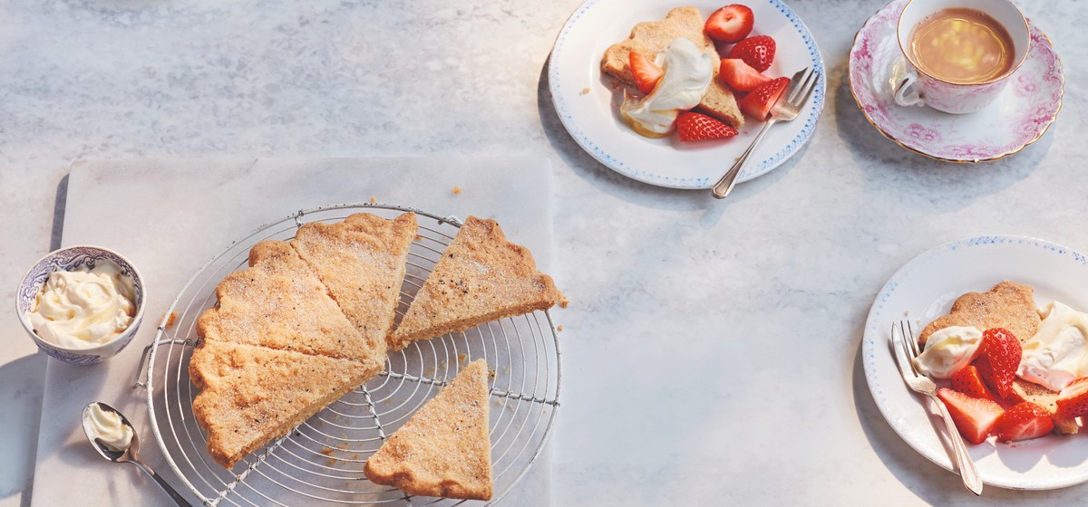 Peppered spelt shortbread with strawberries and lemon curd cream Recipe ...