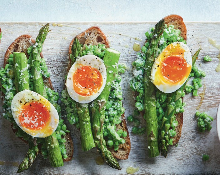 Charred asparagus toasts with pea smash Recipe | M&S