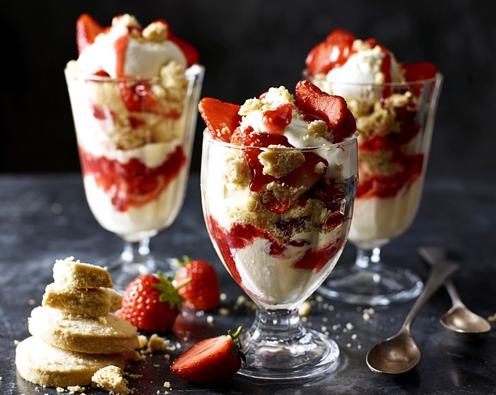 Strawberry shortbread sundae Recipe | M&S
