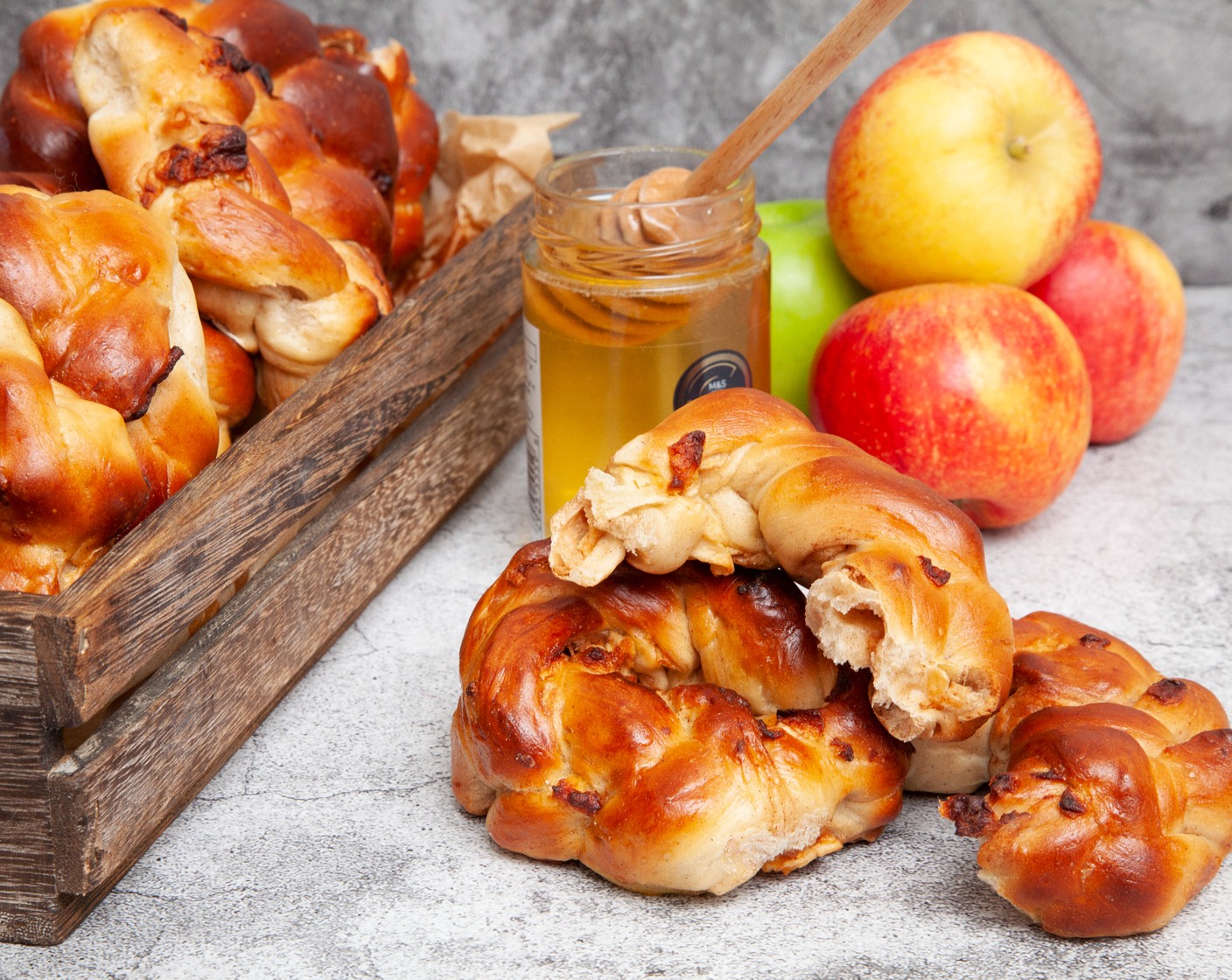Dried apple and cinnamon challah rolls Recipe | M&S
